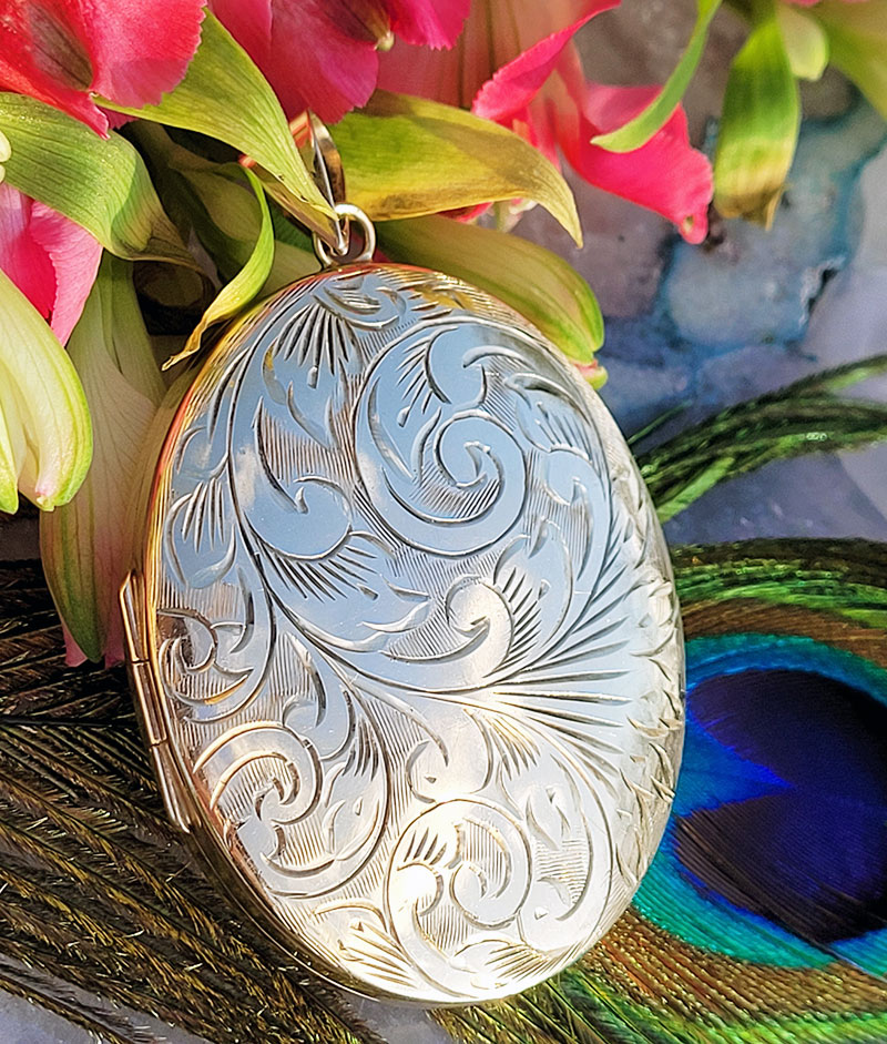 Vintage 9ct Yellow Gold Engraved Large Oval Locket from the 1970s
